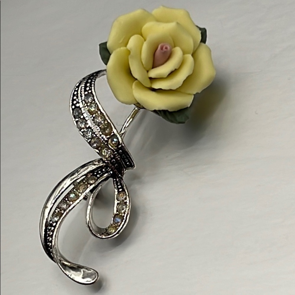 Vintage Avon Porcelain Flower Brooch - Gem